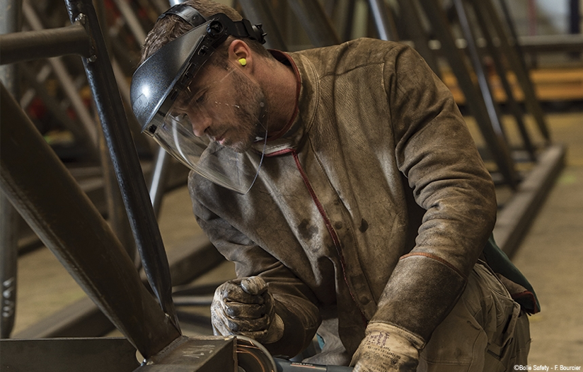 Preventing eye injuries in the workplace - Optimum Vision Clinic